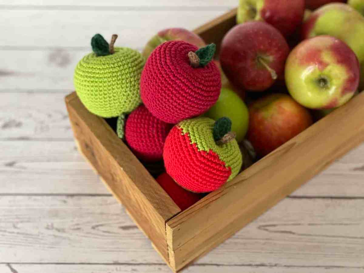 Crochet Apple Pattern: Free and Easy DIY Apple!