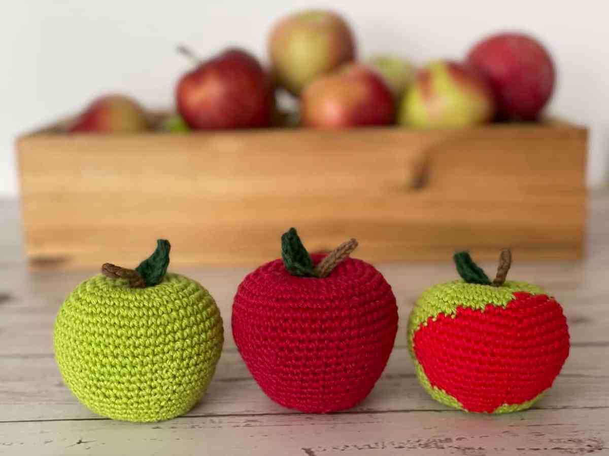 Crochet Apple Pattern: Free and Easy DIY Apple!